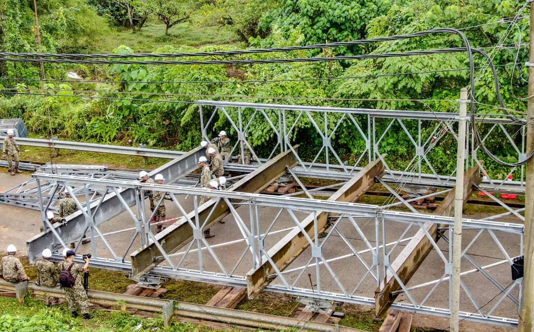 Malaysian Army Engineers Construct Bailey Bridge in Flood Affected ...