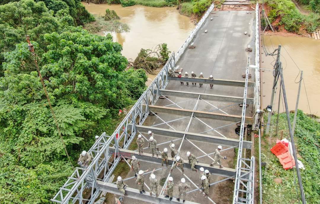 Malaysian Army Engineers Construct Bailey Bridge in Flood Affected ...