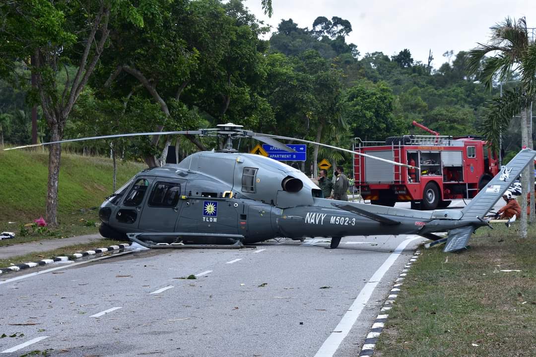 RMN Fennec Helicopter made Emergency Landing at Lumut Naval Base - MY ...