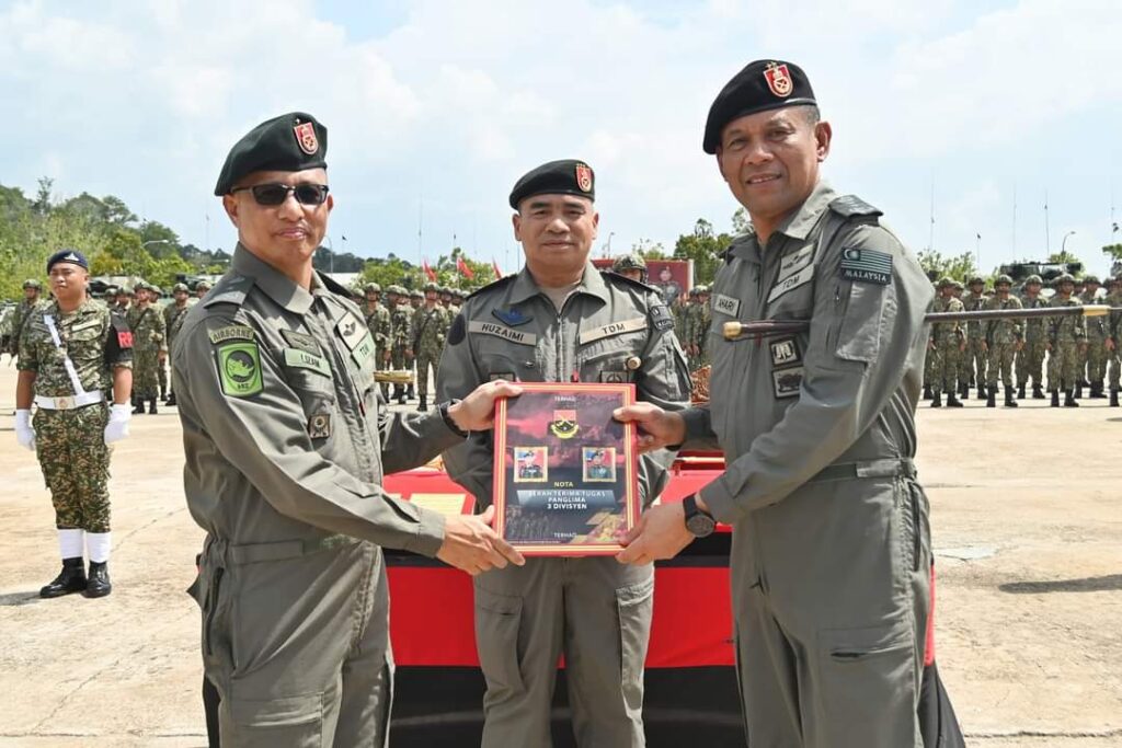 Passing the Baton - 27th Commander 3rd Div Assumes Command in Dazzling ...