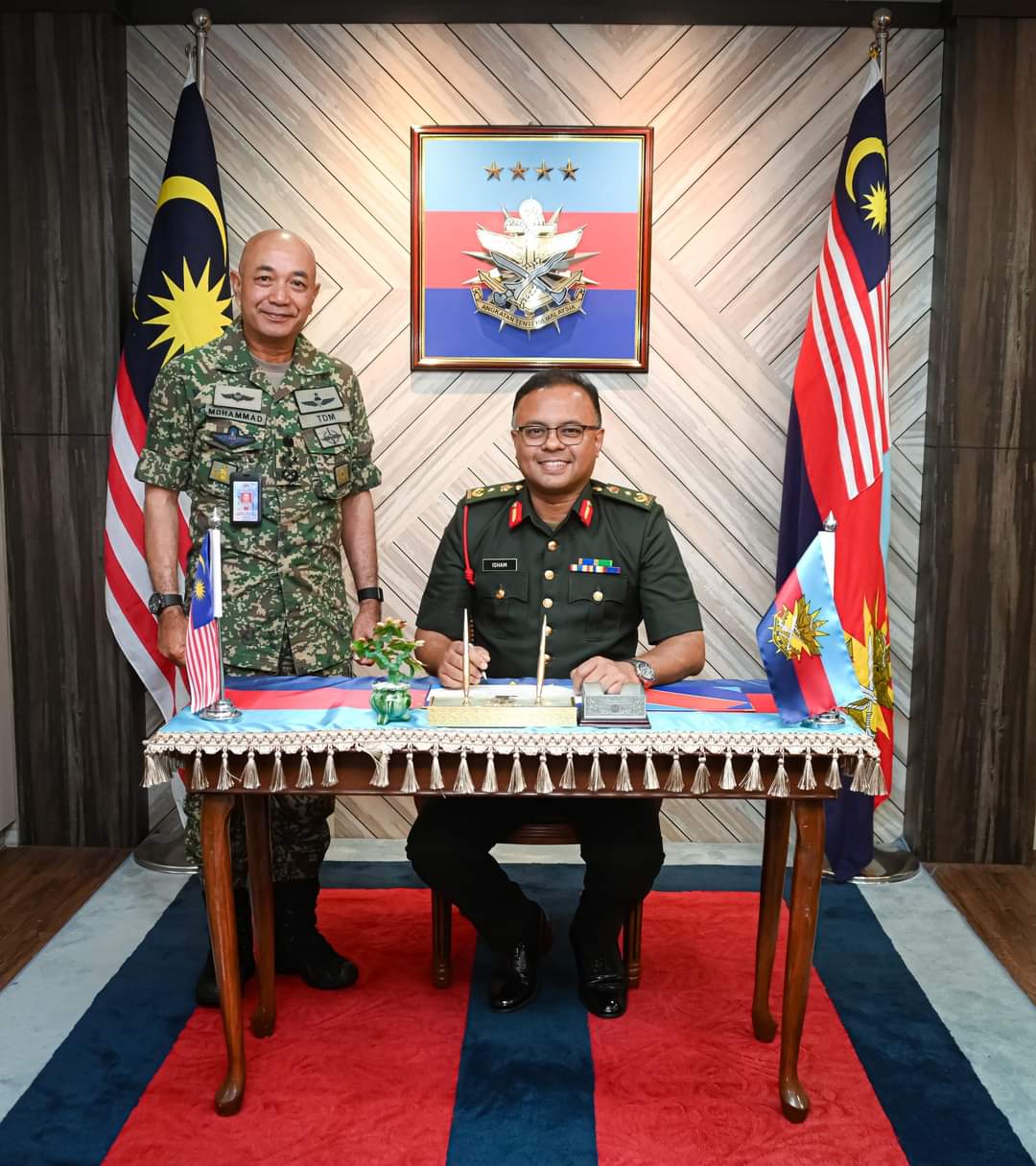 Defence Ministry Secretary-General Bids Farewell to Chief of Defence ...